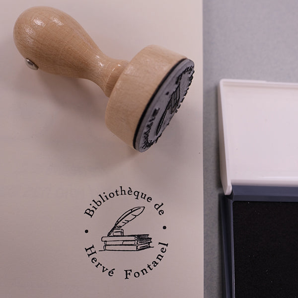 Tampon en bois ex-libris à personnaliser - Modèle « Pile à lire